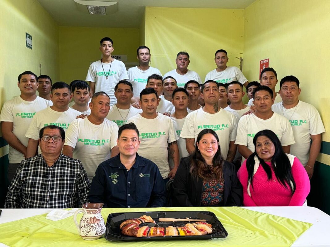 Comparten Rosca de Reyes internados del Centro de Rehabilitación ...